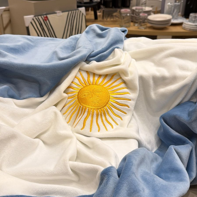 Manta Corderito Argentina Bordada - Hola Deco